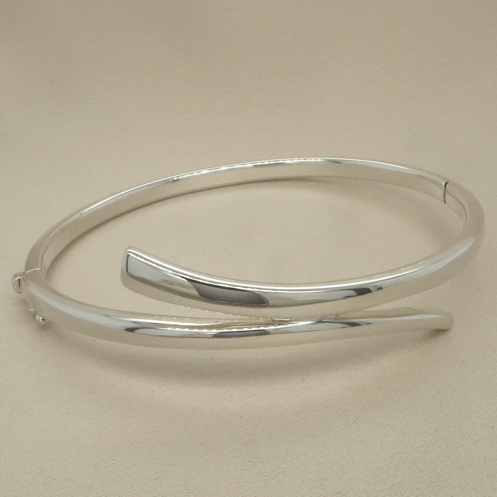 Snake tails silver hinged bangle – Clarity