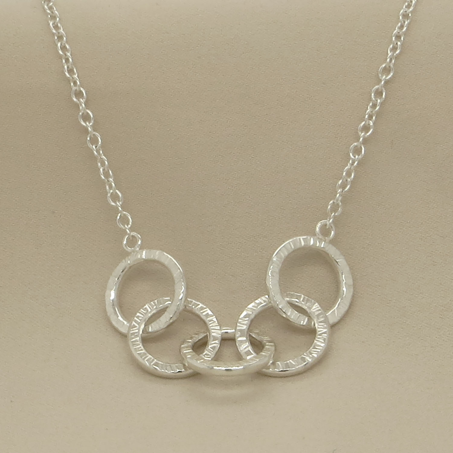 Essence five round links chain necklace – Clarity