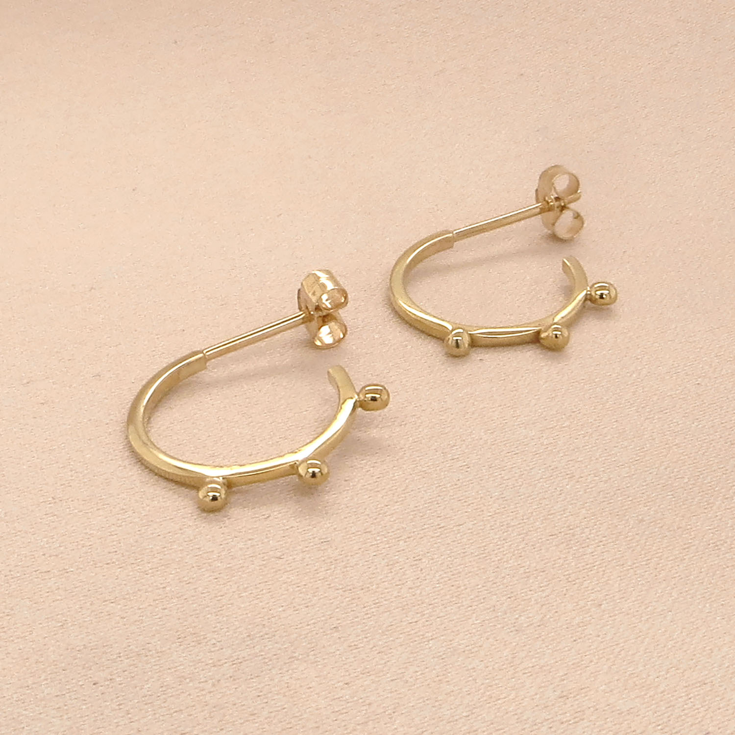 Opulent square wire hoops with three dots – Clarity